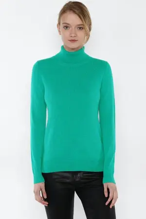 JENNIE LIU Classic Turtleneck Cashmere Sweater Emerald