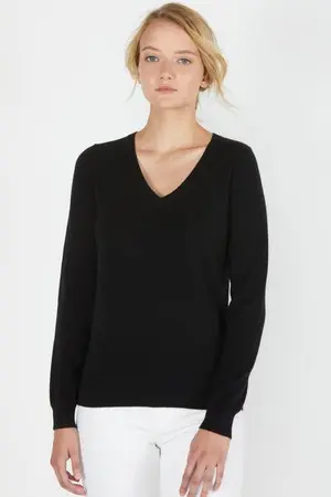 JENNIE LIU Classic V-neck Cashmere Sweater Black