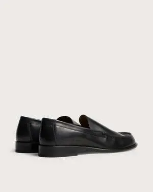 COMMON PROJECTS Minimal Leather Loafer