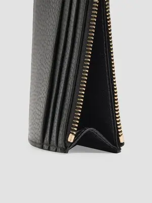 Valentino Garavani Rockstud Cardholder With Zipper In Grainy Calfskin