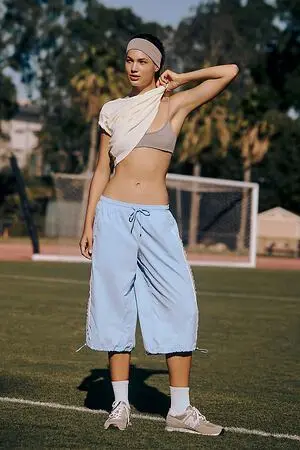 Daily Practice Nylon Mid Rise Capri Pants - Sky