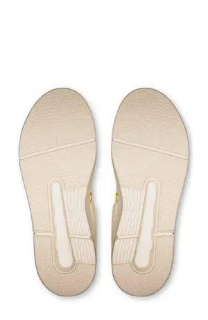 On The Roger Clubhouse Ace Sneaker - Ivory/dew