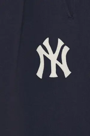 SPORTY & RICH Heritage Yankees Serif Sweatpant In Navy - Dark Navy
