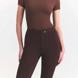 SKIMS The Essential Collection Zip Front Legging - Espresso