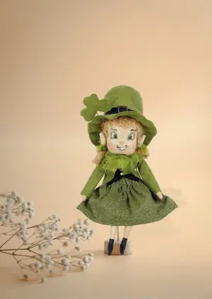 GALLERIE II St. Patricks Leprechaun Figurine