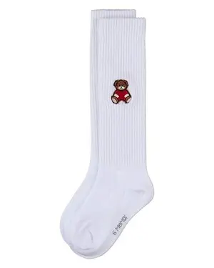 MEMOI Ribbed Knee High Socks With Embroidered Teddy Bear - White