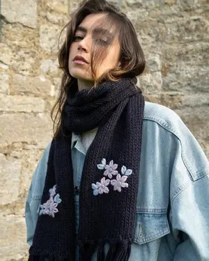 FABLE ENGLAND Forget-me-not Knitted Scarf - Navy