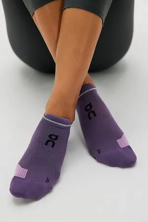 On On Performance Run Low Socks Dewberry