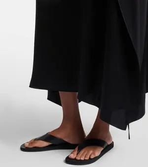 THE ROW Dune Leather Thong Sandals - Black