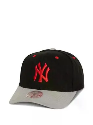 Mitchell & Ness New York Yankees Embroidered Snapback Cap - Black