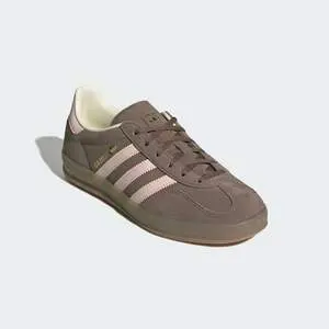 Minimalist Lace-Up Sneakers