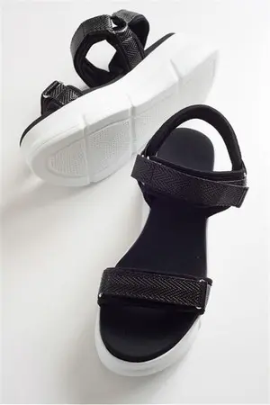 PROLOGUE SHOES Yrmengardis Strappy Sandal - Black