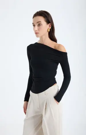 MONLICIA One Shoulder Draped Top