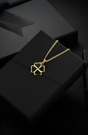 VINCERO Clover Pendant Necklace
