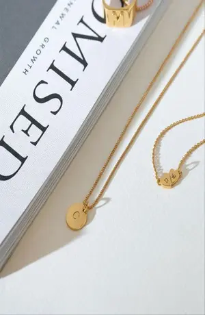 OAK & LUNA Willow Initial Disc Necklace 18k Gold Plated Silver - Letter J