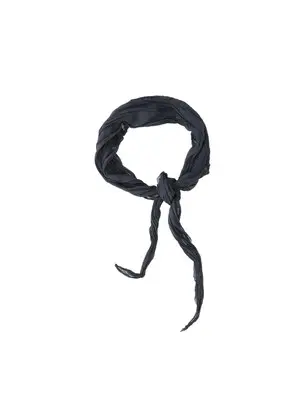 Ami Curled Scarf - Black
