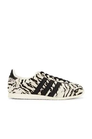 ADIDAS ORIGINALS Japan Sneaker - Off White & Core Black