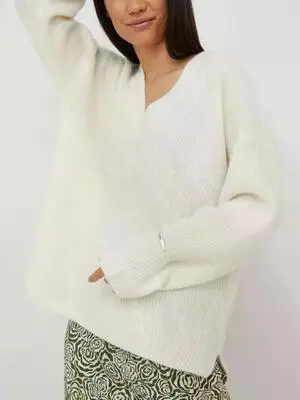 GESTUZ V-neck Long-sleeve Sweater