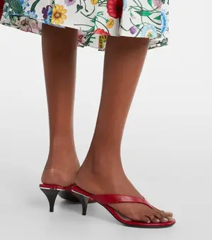 Gucci Vittoria Leather Thong Sandals