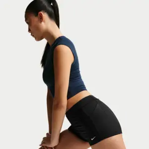 Nike Effortless Essential Kickshort - Black