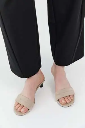ST. AGNI Suede Stitch Detail Heel