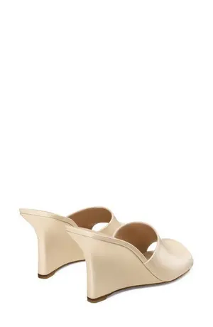 STUART WEITZMAN Vinnie 85 Patent Leather Wedge Mule - Linen