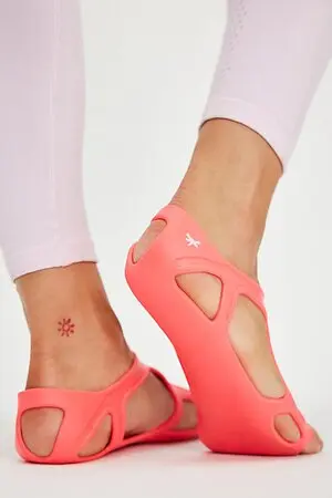 Free People Barreletics Pilates Grip Shoes - Coral