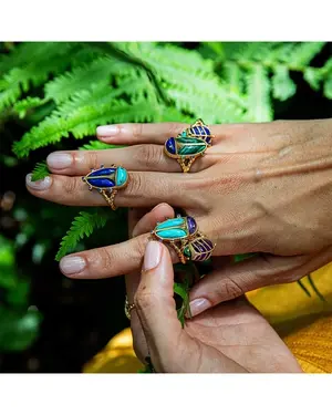 CAPUCINE DE WULF Amethyst & Turquoise Scarab Grande Ring - Malachite/amethyst