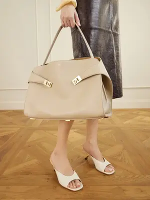 FERRAGAMO Hug Medium Leather Tote - Neutrals