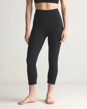 Quince Ultra-form High-rise Capri - Black