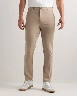 Quince Ultra-stretch 24/7 Smart Chinos Slim - Sand Dune