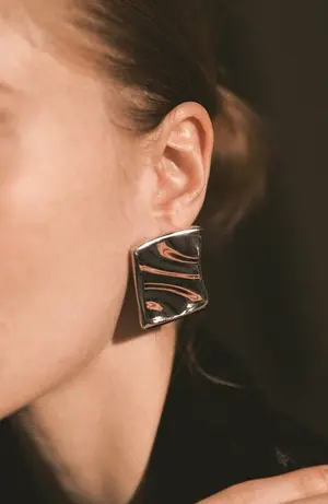 RETRO CHIC Wave Earrings
