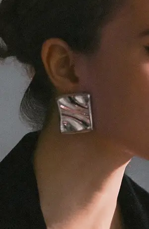 RETRO CHIC Wave Earrings