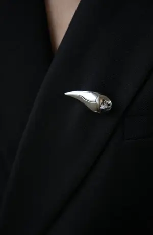 RETRO CHIC Teardrop Brooch