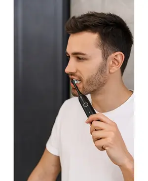 CLARISSA Travel Electric Toothbrush With Extra Brush Heads