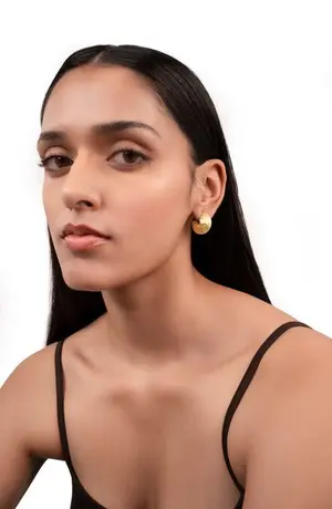 NAVEDA Soha Earrings - Gold
