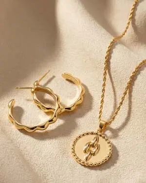 SOPHIE BLAKE Marta Medallion Pendant Necklace - Gold