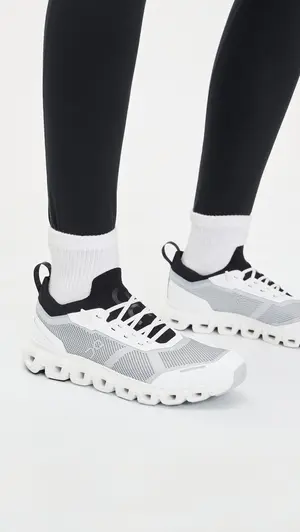 On Versa Sneakers - White/black