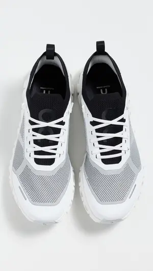 On Versa Sneakers - White/black