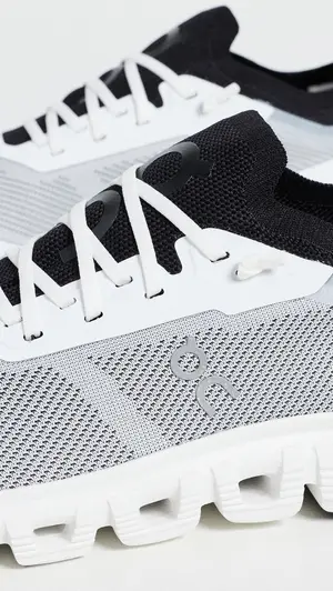 On Versa Sneakers - White/black