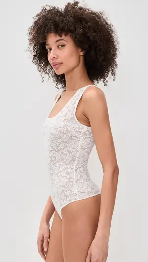Good American Stretch Lace Scoop Neck Thong Bodysuit - Chalk