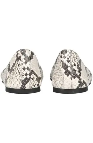Pretty Ballerinas Round Toe Snakeskin Ballet Flats