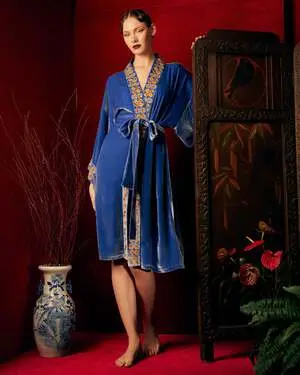 KARMA ON THE ROCKS Nikko Embroidered Velvet Short Kimono
