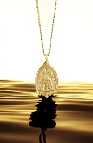 VINCERO Saint Patrick Pendant Necklace - Gold