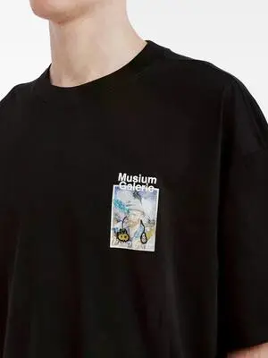 MUSIUM DIV. Round Neck Graphic T-shirt - Black