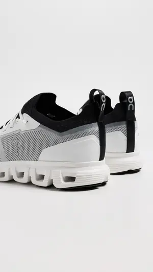 On 6 Versa Sneakers - White/black