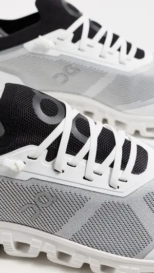 On 6 Versa Sneakers - White/black