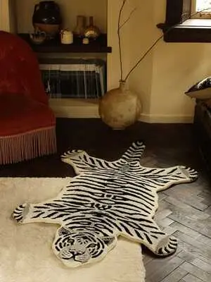 DOING GOODS Large Snowy Tiger Wool Rug - Black