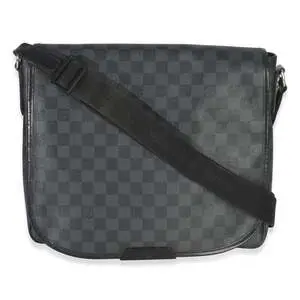LOUIS VUITTON Damier Graphite Daniel Messenger Mm