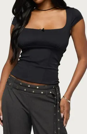 EDIKTED Laiah Square Neck Cap Sleeve Crop Top
